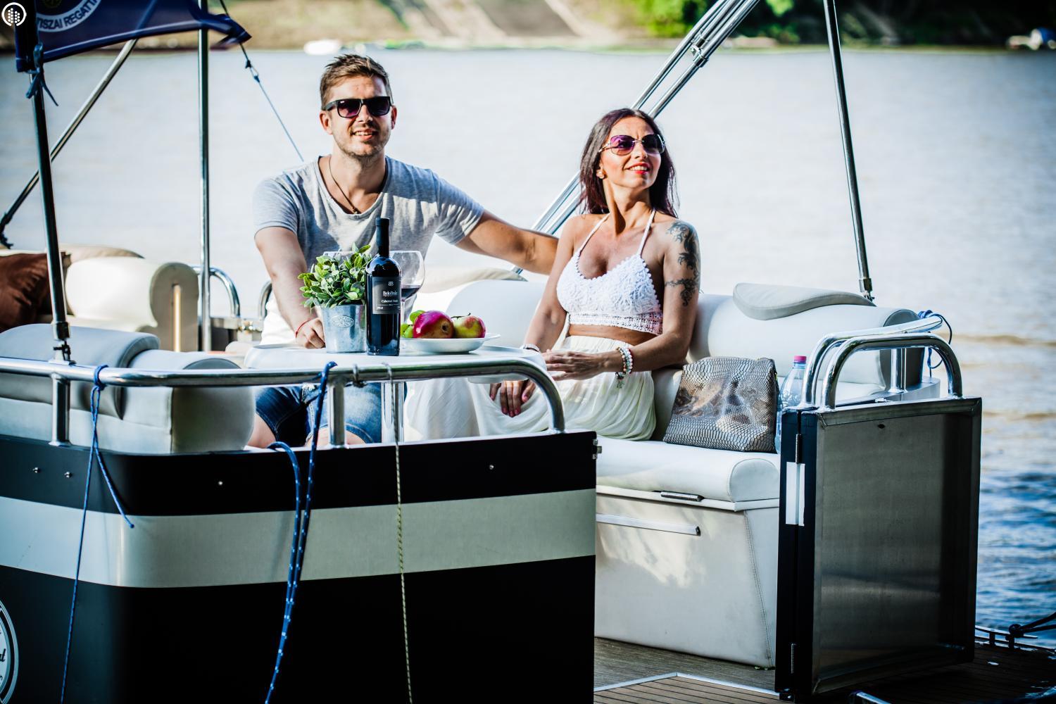 Sunlight Elektromos Katamarán bérlés hajóvezetővel - elmenyplaza.hu